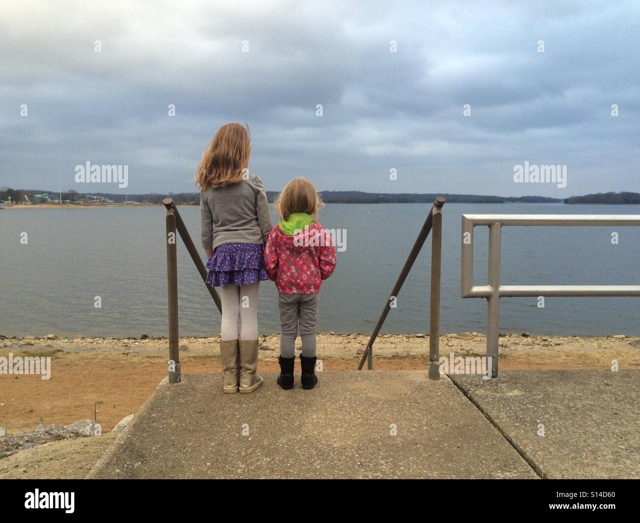 Girls lake hi-res stock photography and images - Alamy