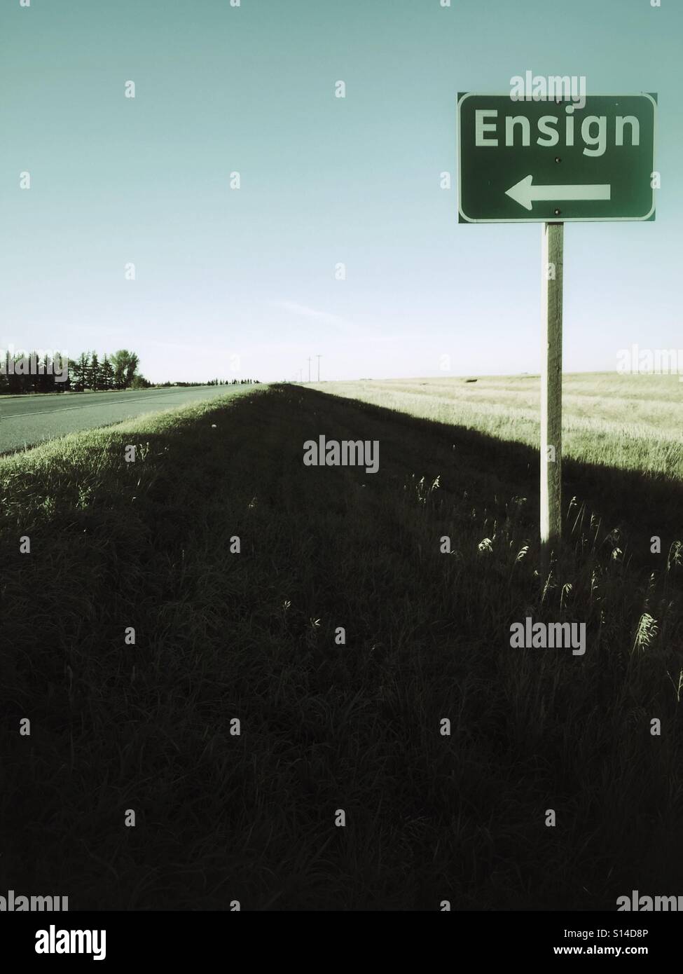 Road sign pointing town hi-res stock photography and images - Alamy