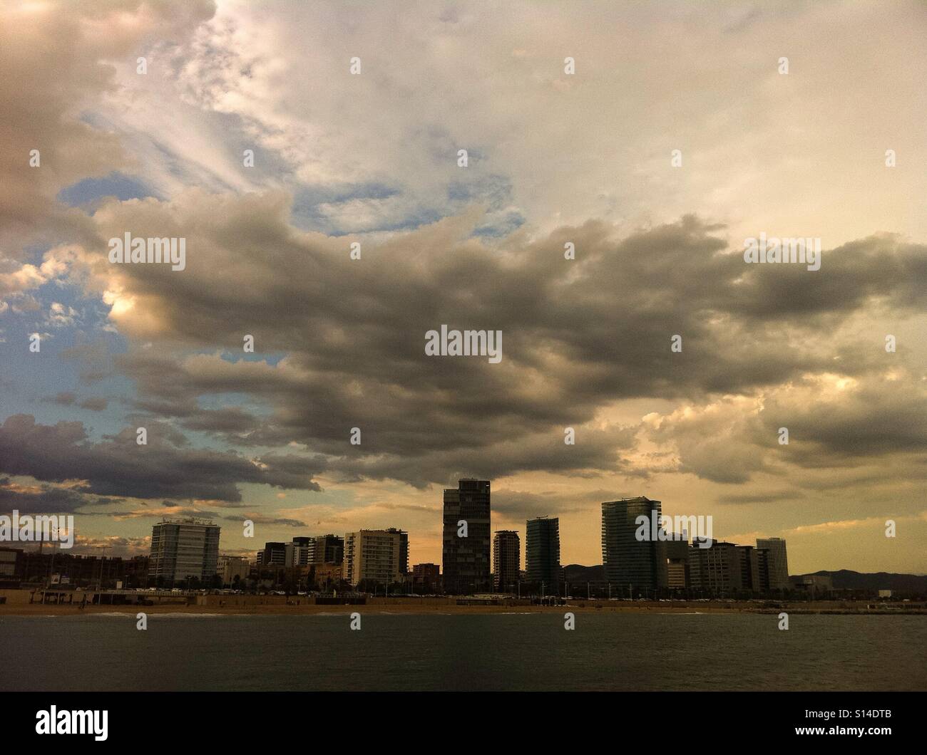 Dramatic skyline coast hi-res stock photography and images - Alamy