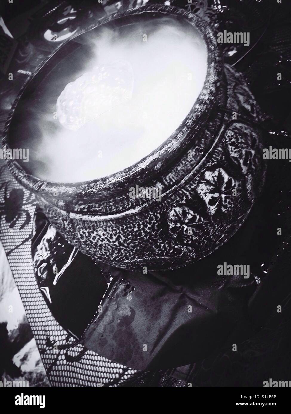 Black caldron hi-res stock photography and images - Alamy