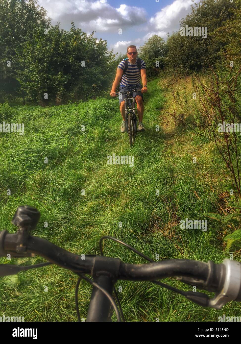 Man mountain bike hi-res stock photography and images - Alamy
