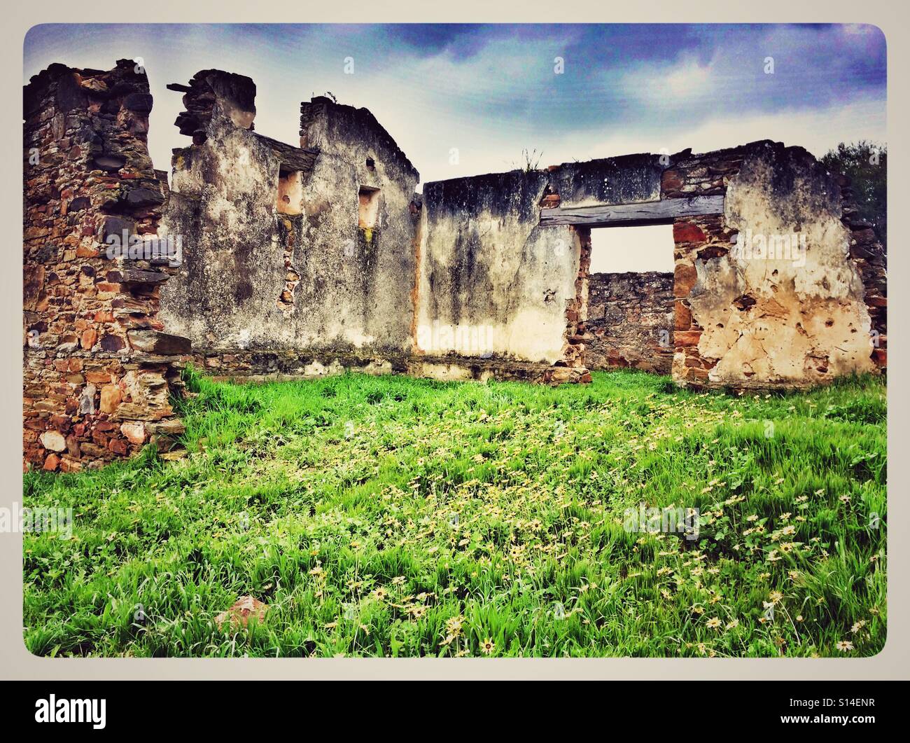 Ruined barn hi-res stock photography and images - Alamy