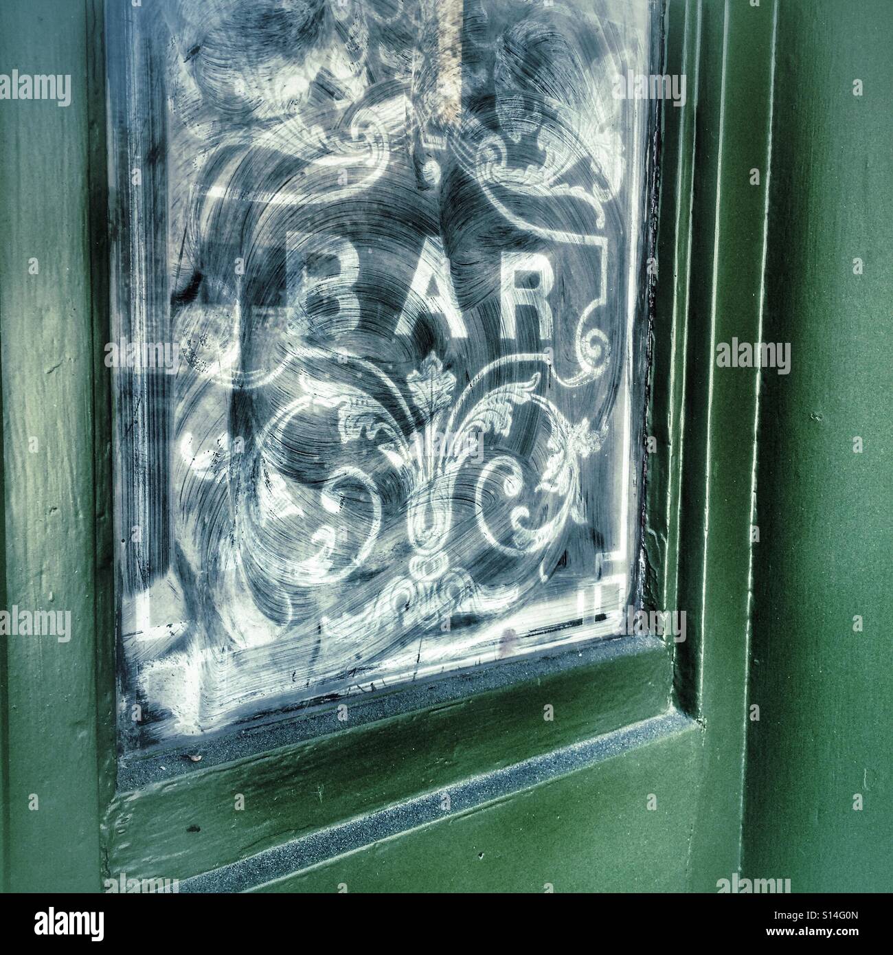 English pub window hi-res stock photography and images - Alamy