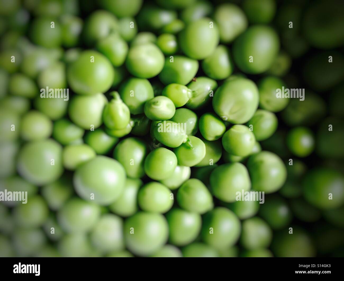 Raw green peas Stock Photo - Alamy