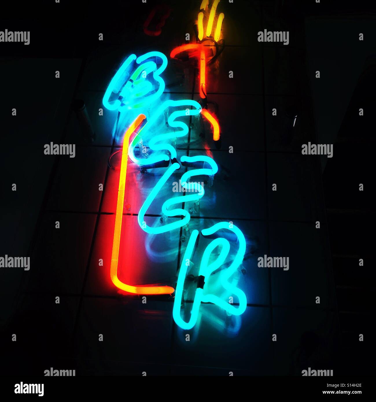 Neon beer sign hi-res stock photography and images - Alamy