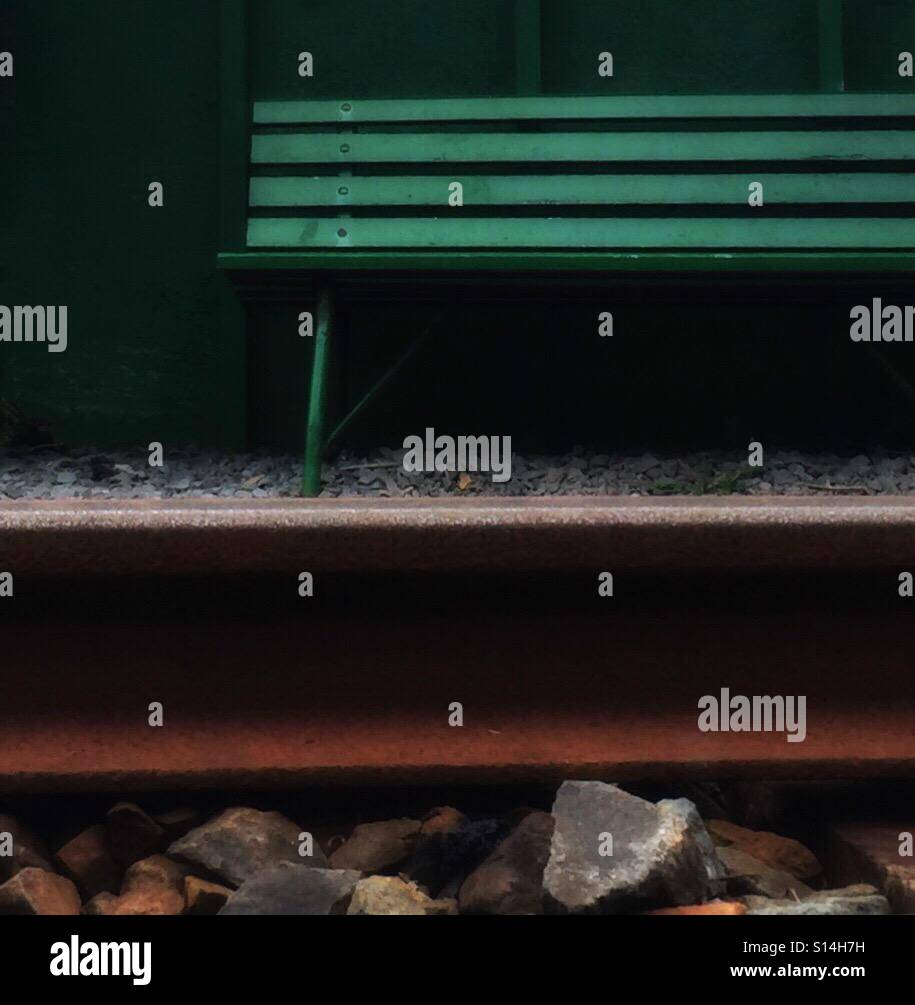 Green waiting bench hi-res stock photography and images - Alamy