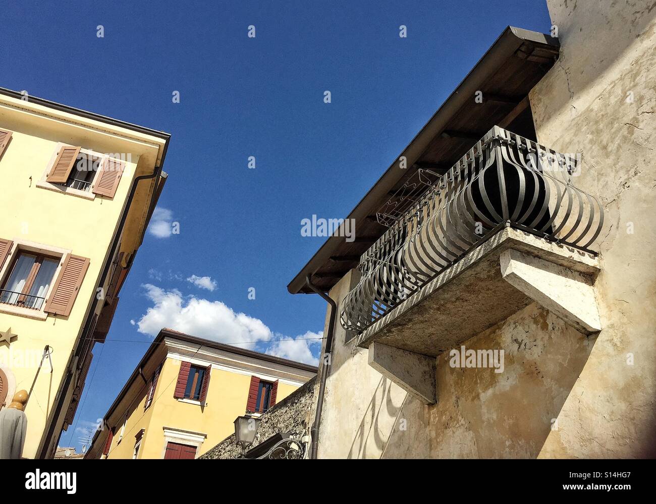 Italian balcony hi-res stock photography and images - Alamy