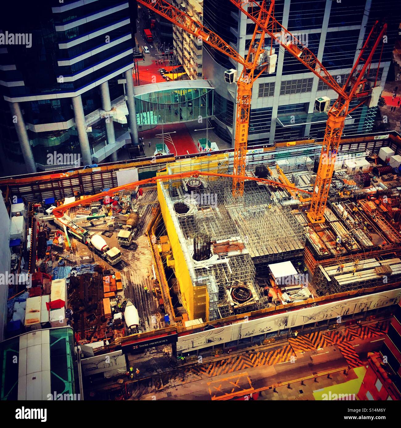 Construct materials building workers hi-res stock photography and ...