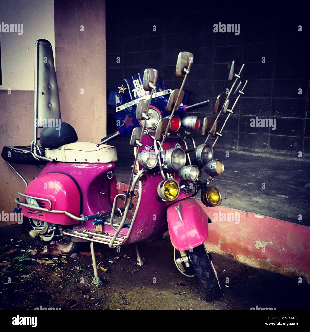 Old fashioned bike hi-res stock photography and images - Alamy