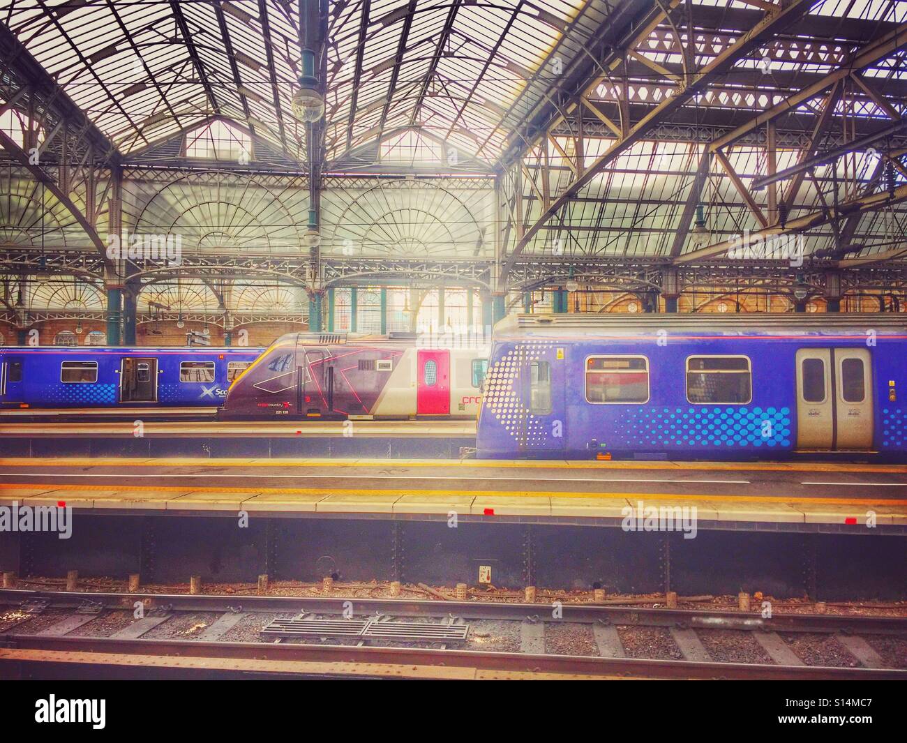 Glasgow central station platform hi-res stock photography and images ...