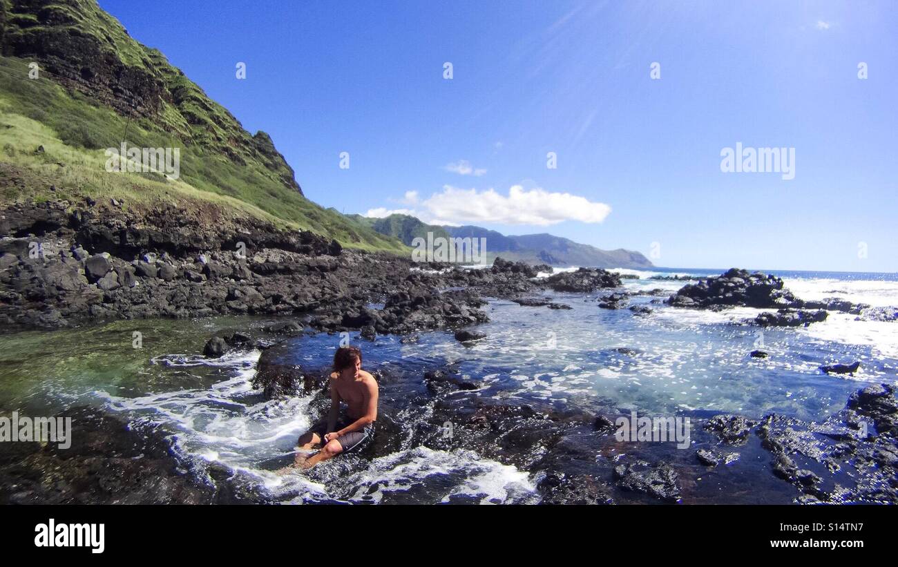 Sitting in tide pools off Oahu Stock Photo - Alamy