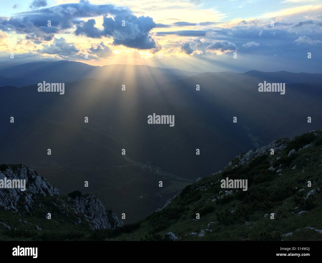 Sun rays landscape mountains hi-res stock photography and images - Alamy