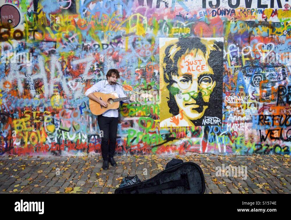 John lennon busker hi-res stock photography and images - Alamy