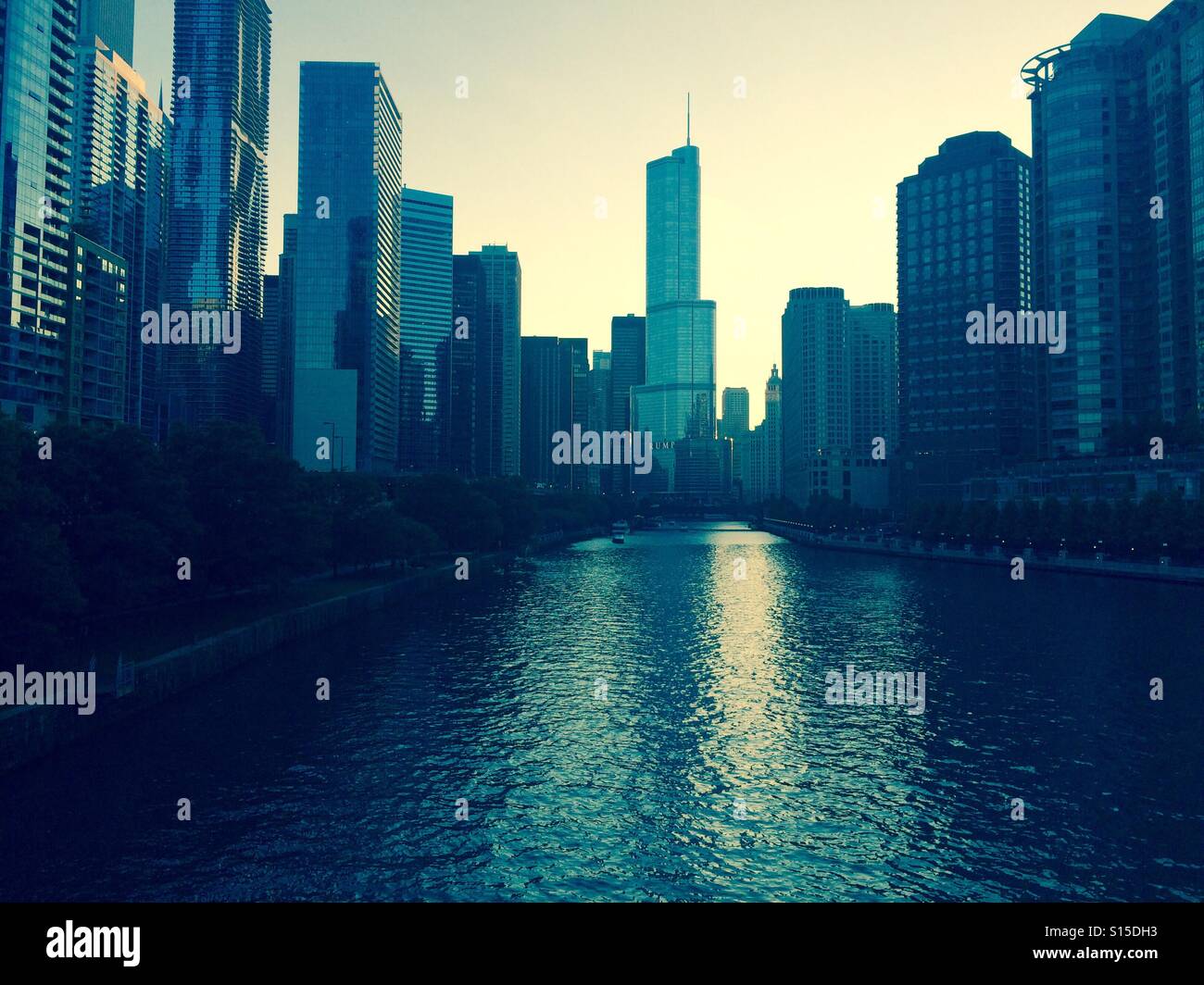 Chicago river skyscrapers hi-res stock photography and images - Alamy