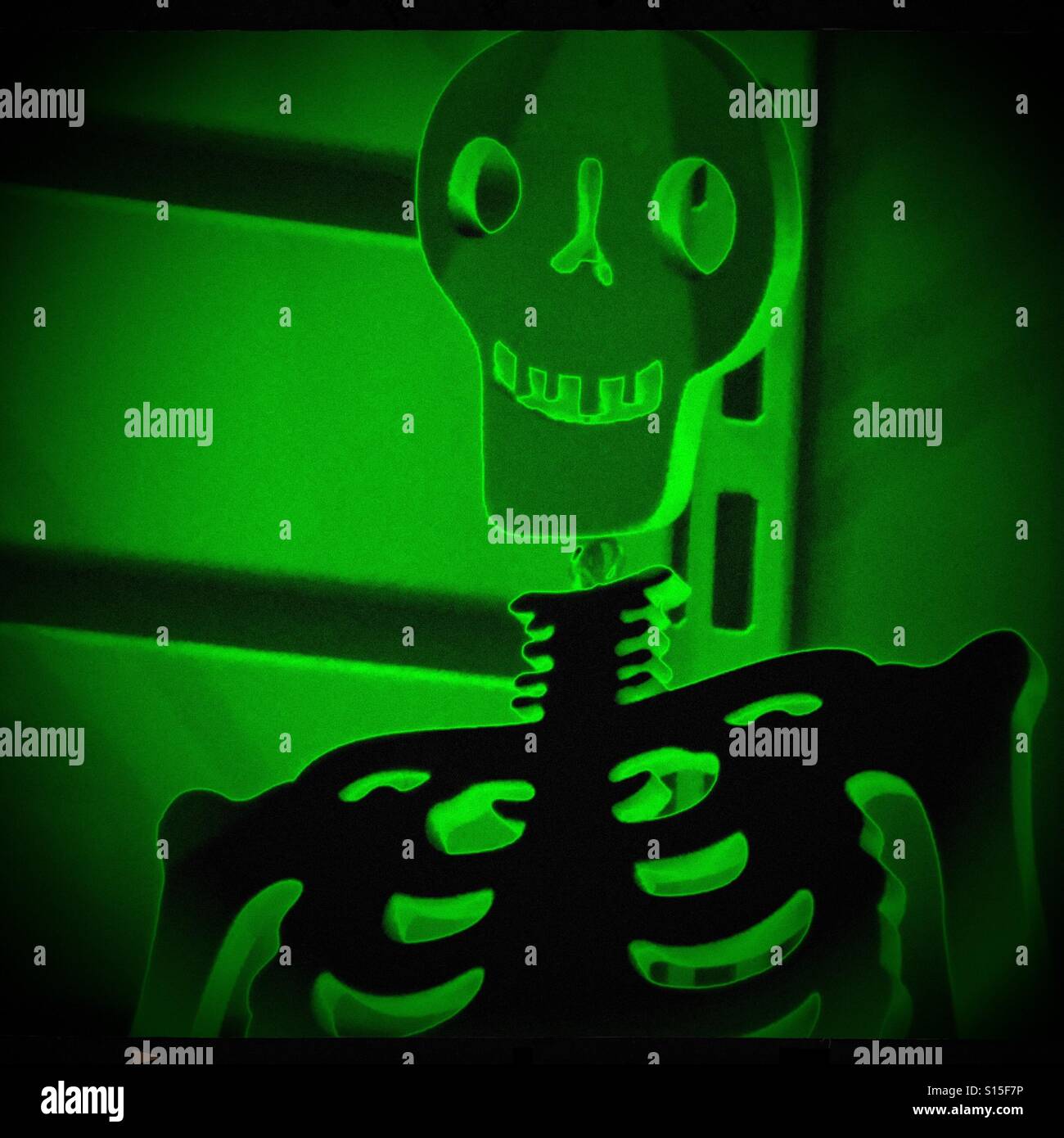 Smiling skeletons hi-res stock photography and images - Alamy