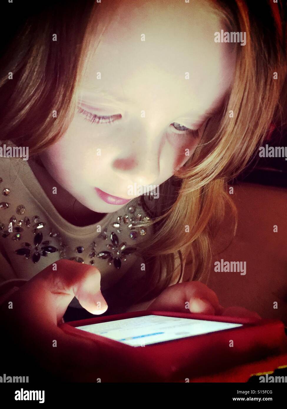 Girl iphone hi-res stock photography and images - Alamy