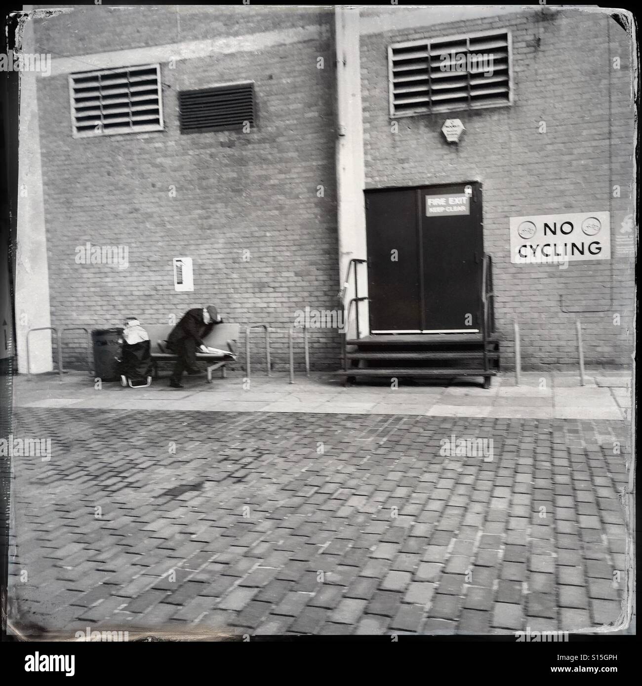 No sitting sign hi-res stock photography and images - Alamy