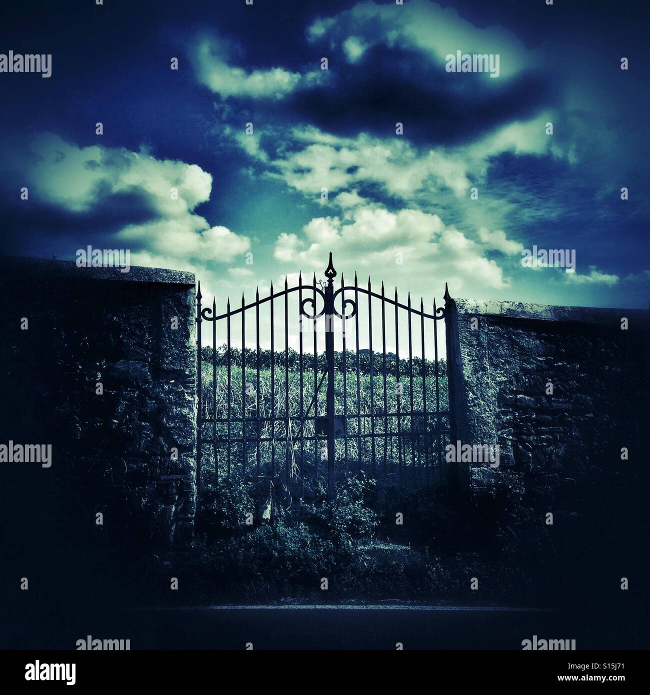 Field gate open hi-res stock photography and images - Alamy