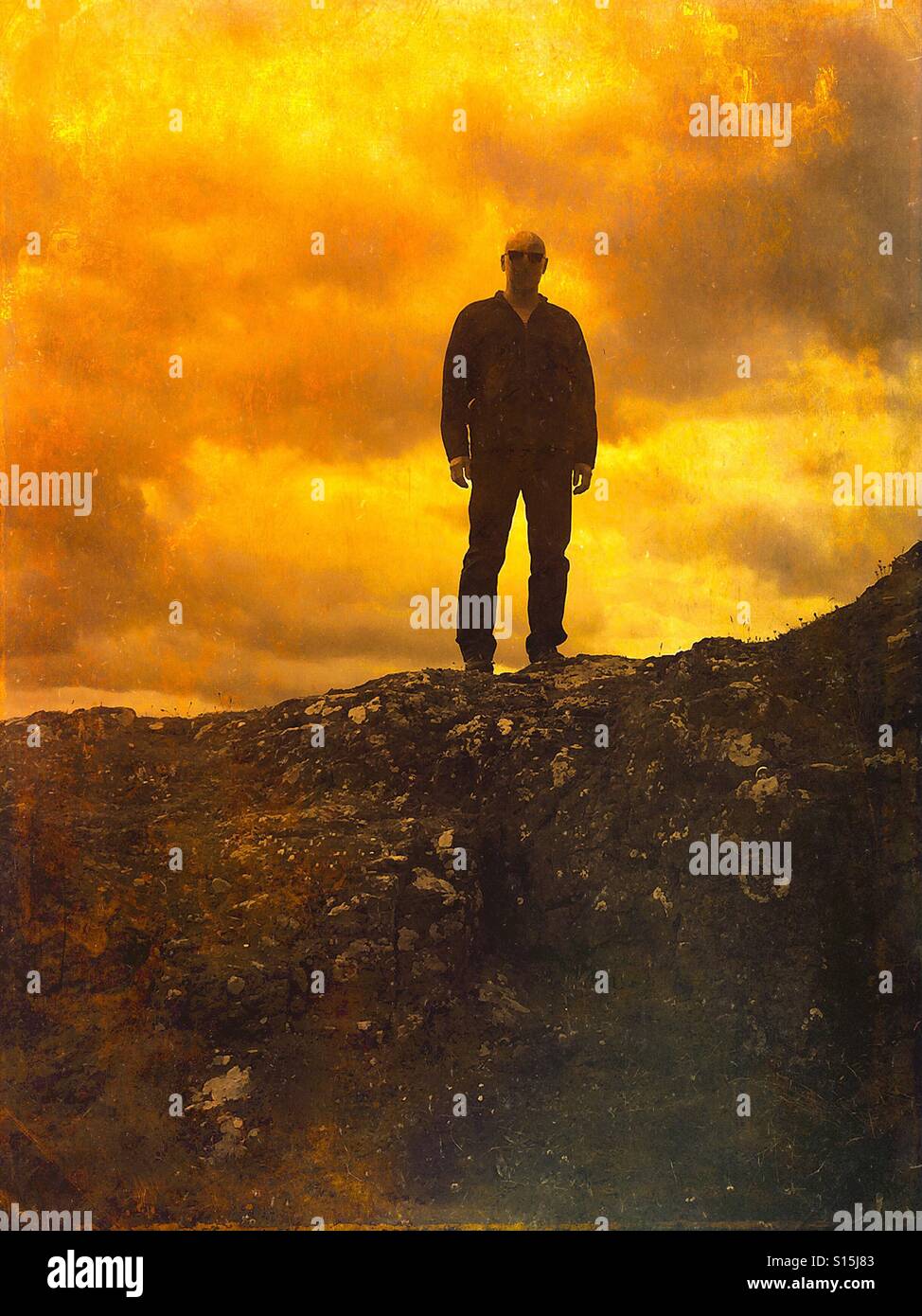 Silhouette man on rocks looking hi-res stock photography and images - Alamy