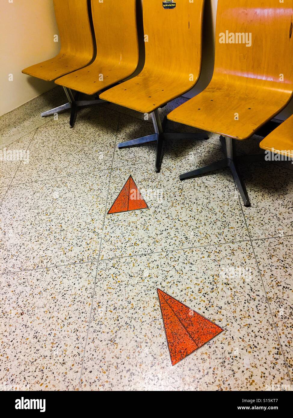 Two arrows hi-res stock photography and images - Alamy