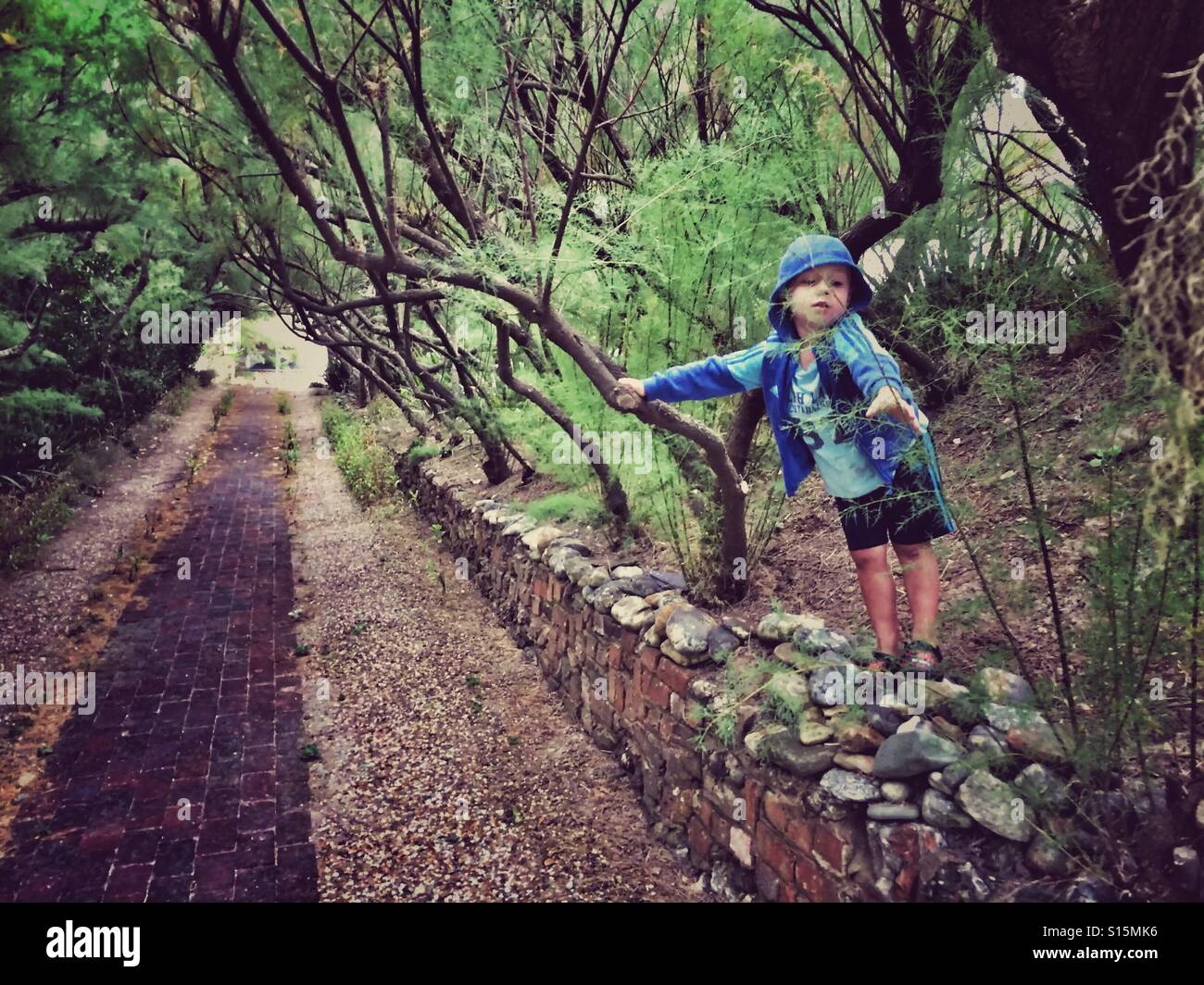 Sheltering from rain hi-res stock photography and images - Alamy