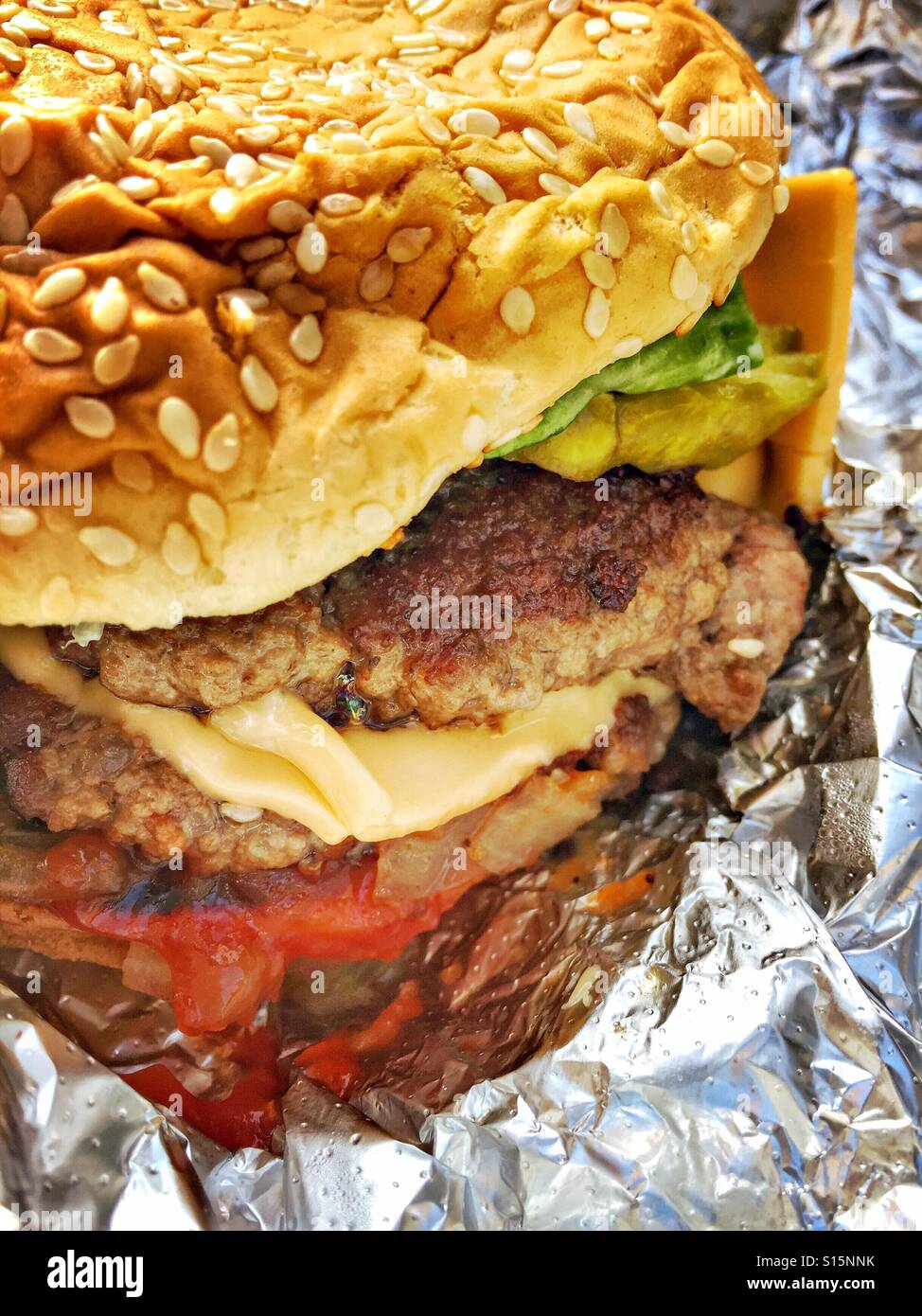 Closeup of a juicy cheeseburger Stock Photo - Alamy