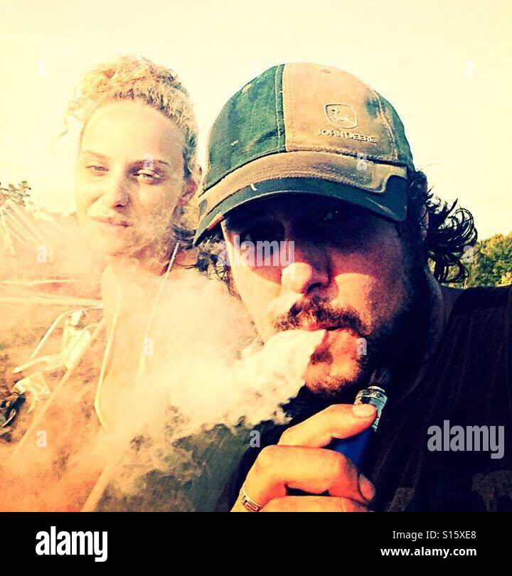 Couple vaping hi-res stock photography and images - Alamy