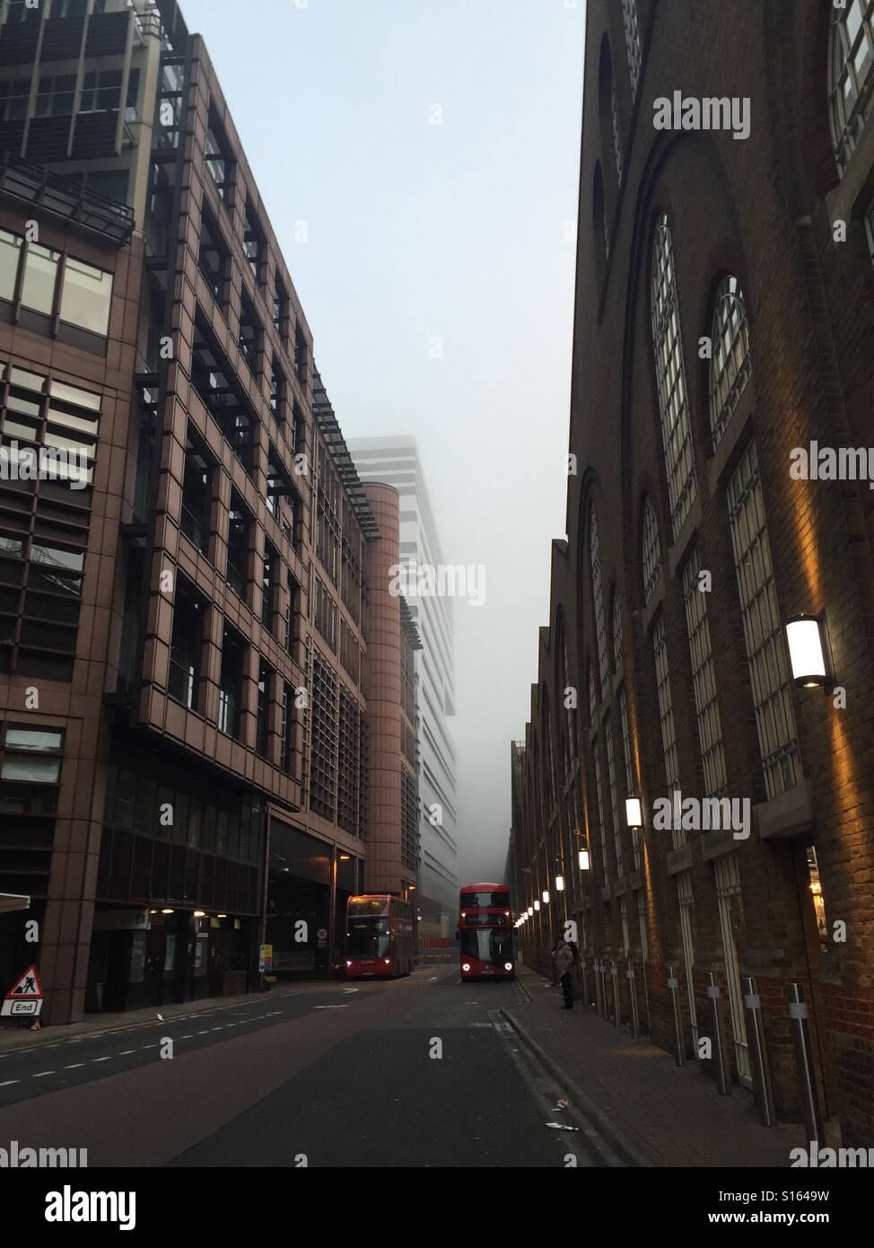 London fog light hi-res stock photography and images - Alamy