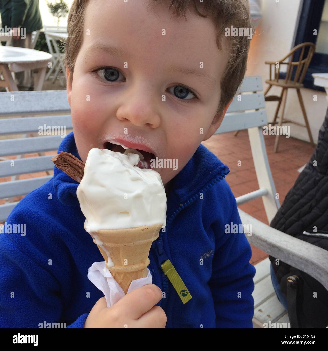 Kid ice cream beach hi-res stock photography and images - Alamy