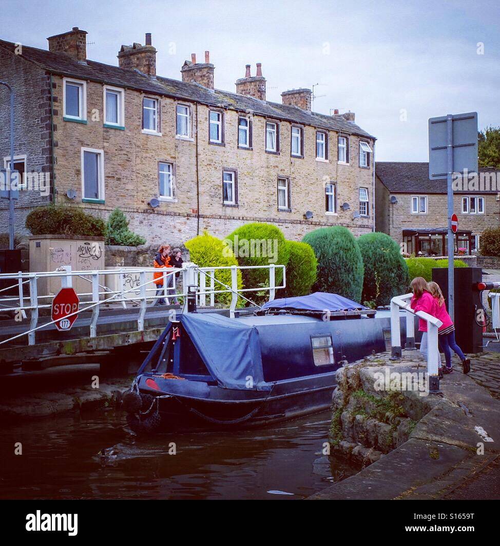 Swing bridge on leeds liverpool hi-res stock photography and images - Alamy