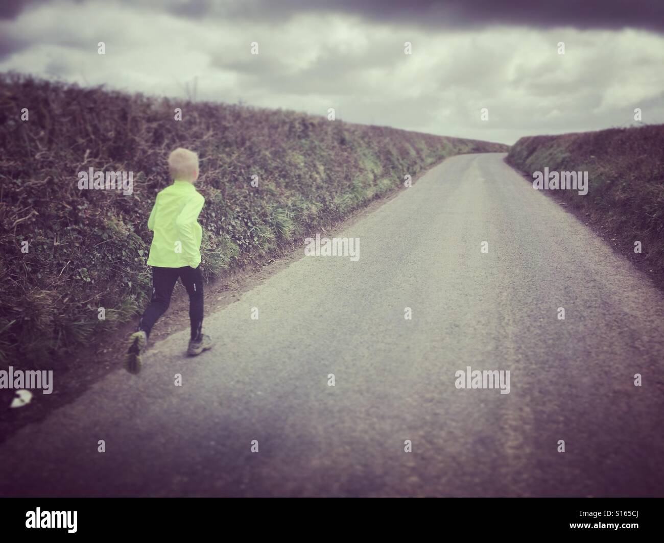 Boy running in the countryside hi-res stock photography and images - Alamy
