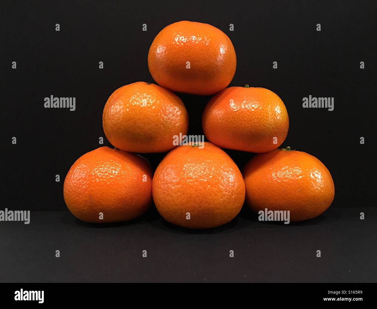 Pyramid of oranges hi-res stock photography and images - Alamy
