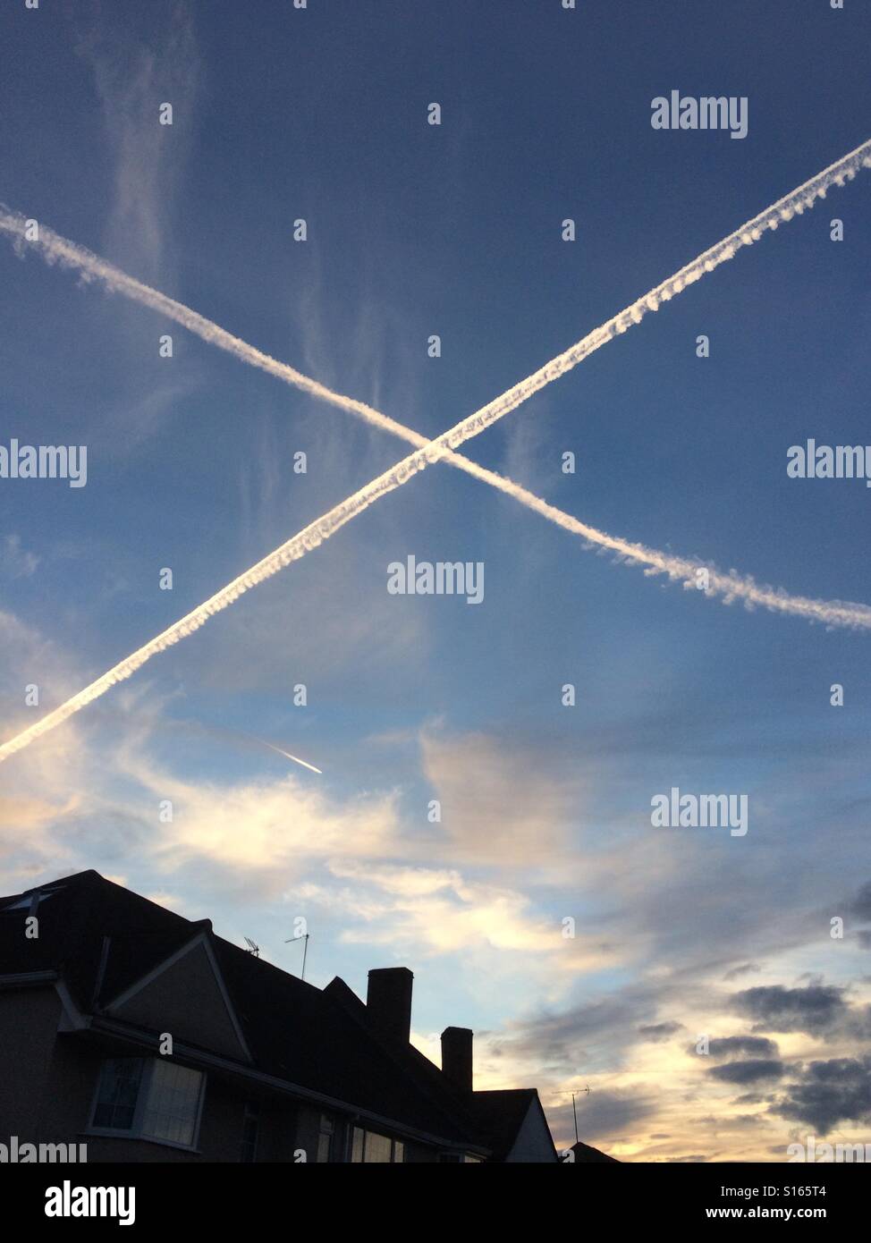 Plane in sky at night hi-res stock photography and images - Alamy