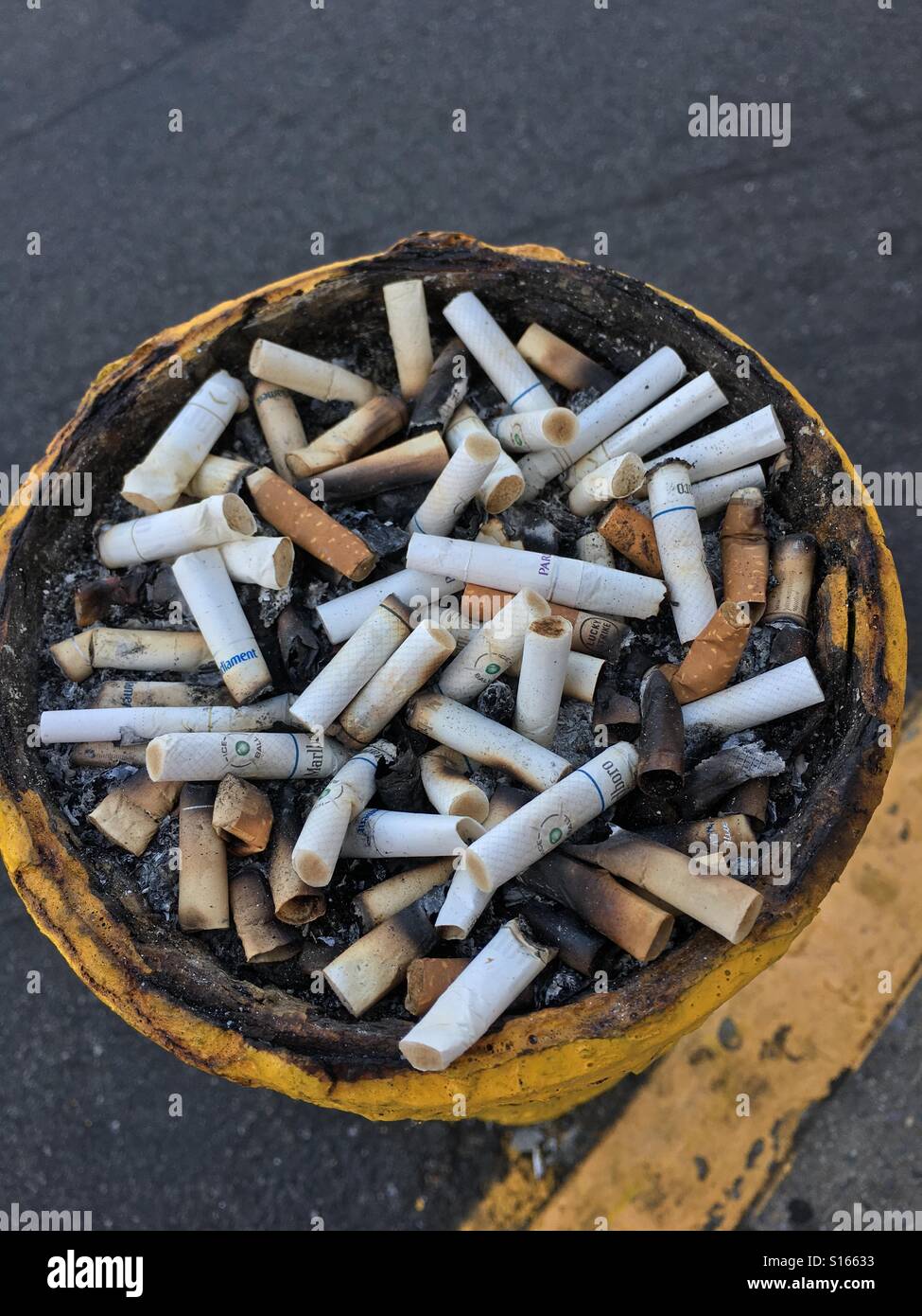 Pollution cigarette butts Stock Photo - Alamy
