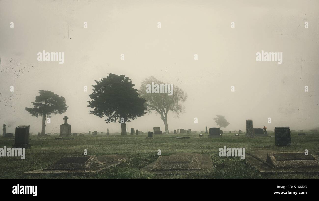 Foggy cemetery hi-res stock photography and images - Alamy