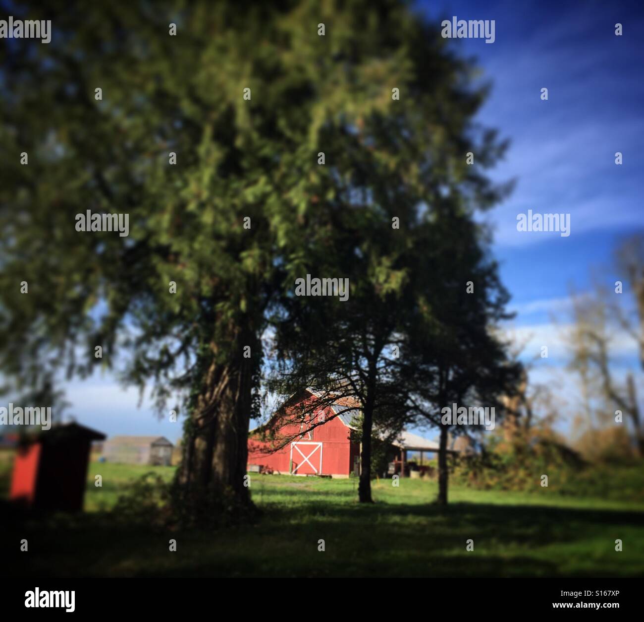 Little red barn hi-res stock photography and images - Alamy