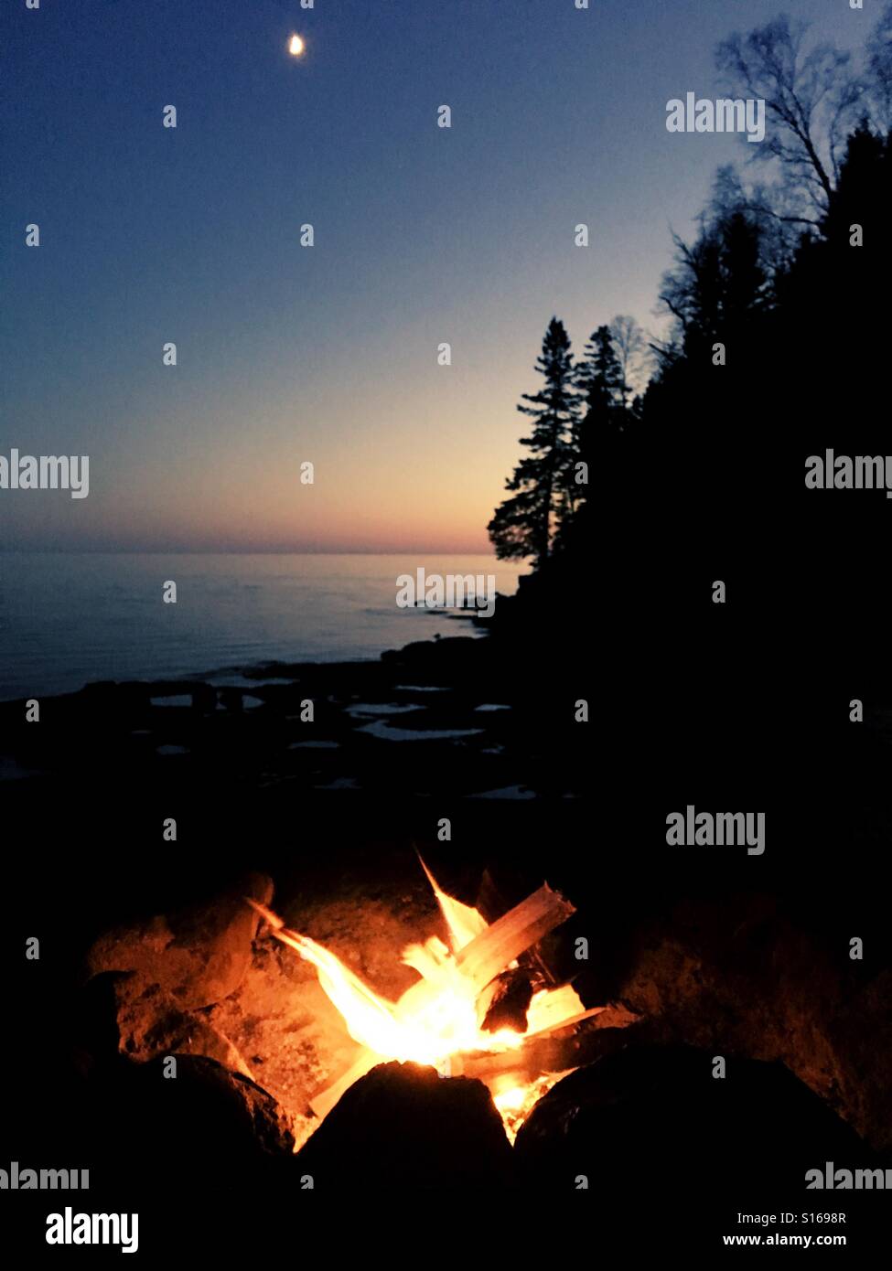 Campfire lake hi-res stock photography and images - Alamy