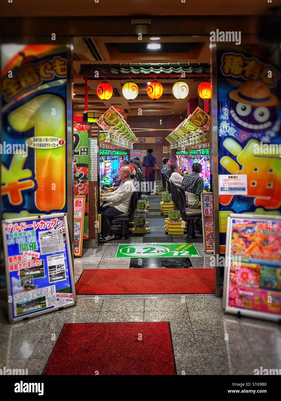 Gaming arcade hi-res stock photography and images - Alamy