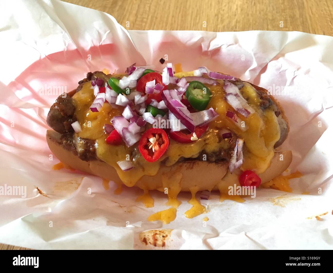 Chilli Cheese Hot Dog Stock Photo - Alamy