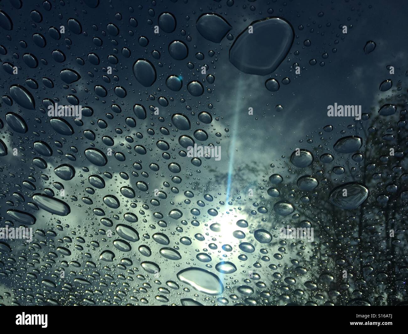 Water on glass hi-res stock photography and images - Alamy