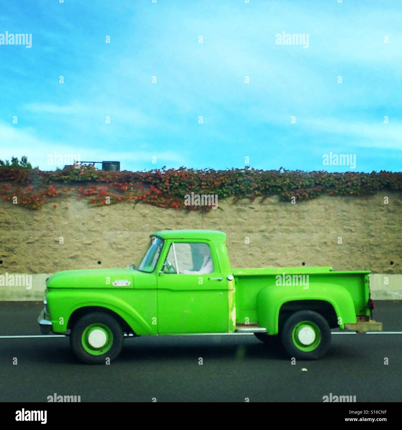Vintage truck and wall hi-res stock photography and images - Alamy