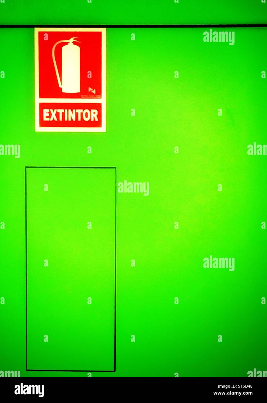 Extintor, fire extinguisher concealed behind green panelled wall Stock ...