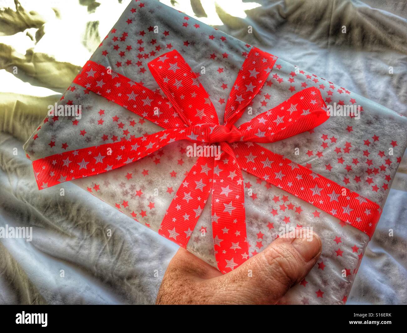 Hand presents hi-res stock photography and images - Alamy