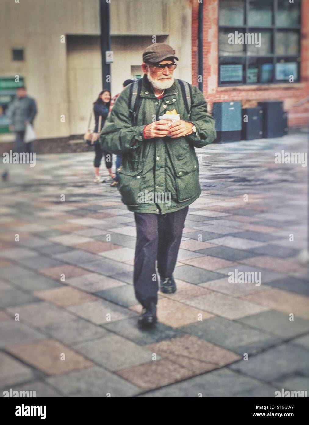 Man eating sandwich on outdoors hi-res stock photography and images - Alamy