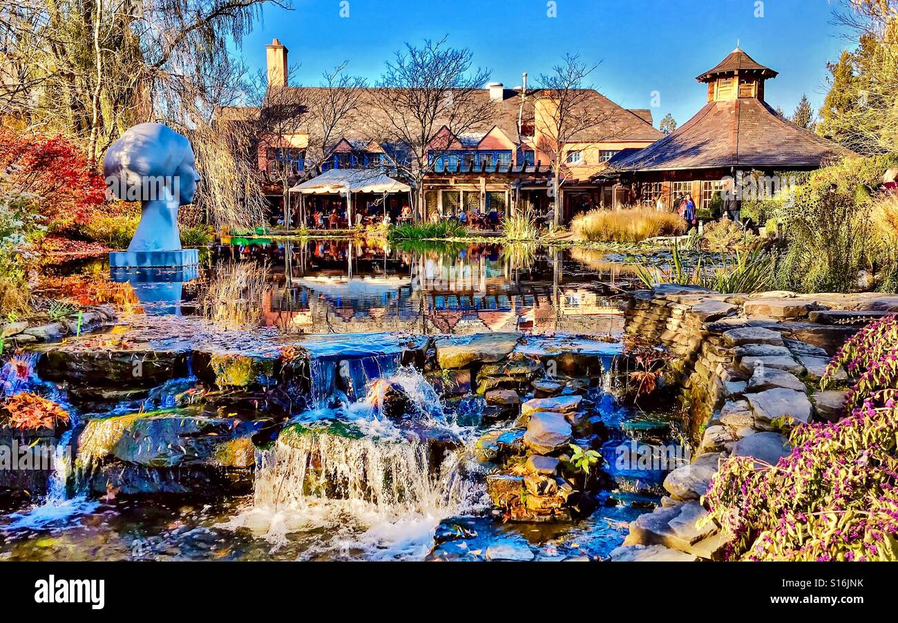 Restaurant by the pond Stock Photo - Alamy