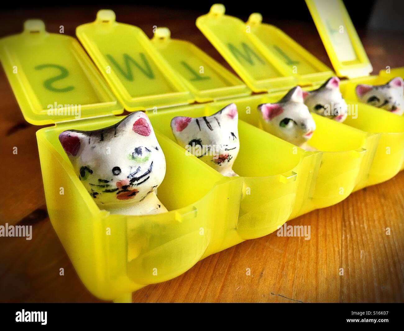 Pill box hi-res stock photography and images - Alamy