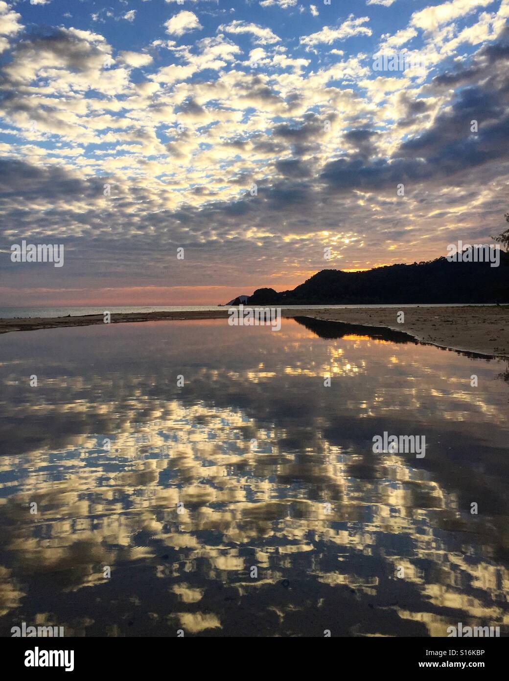 Beach reflections hi-res stock photography and images - Alamy