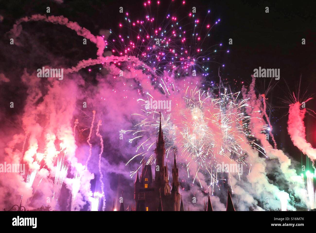 Cinderella castle disneys magic kingdom hi-res stock photography and ...