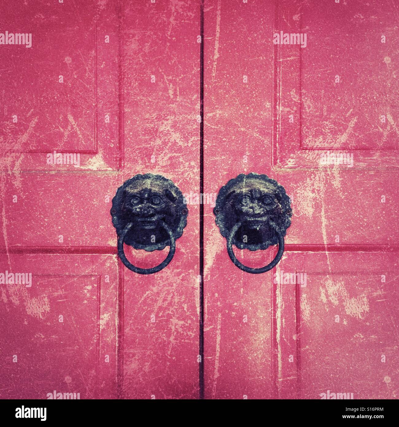 Chinese traditional red door hi-res stock photography and images - Alamy