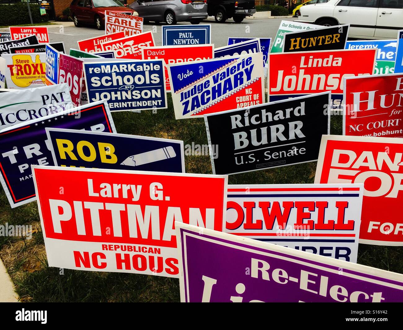 Campaign signs north carolina hi-res stock photography and images - Alamy